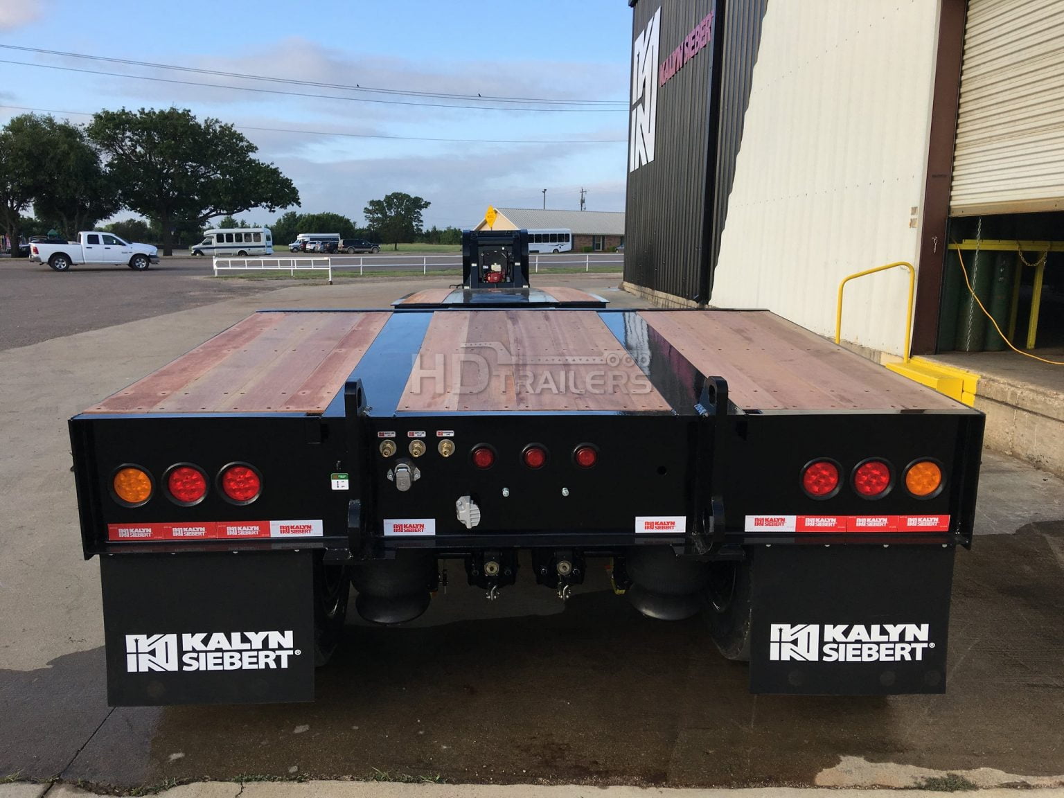 Kalyn Siebert 40 Ton Hydraulic Extendable - HD Trailers LLC
